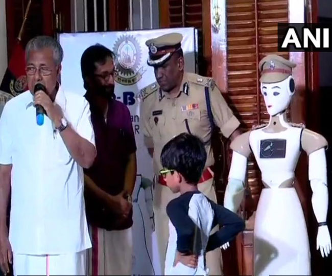 देश का पहला रोबोट पुलिस अधिकारी ड्यूटी पर तैनात, ये हैं इसमें खूबियां ...