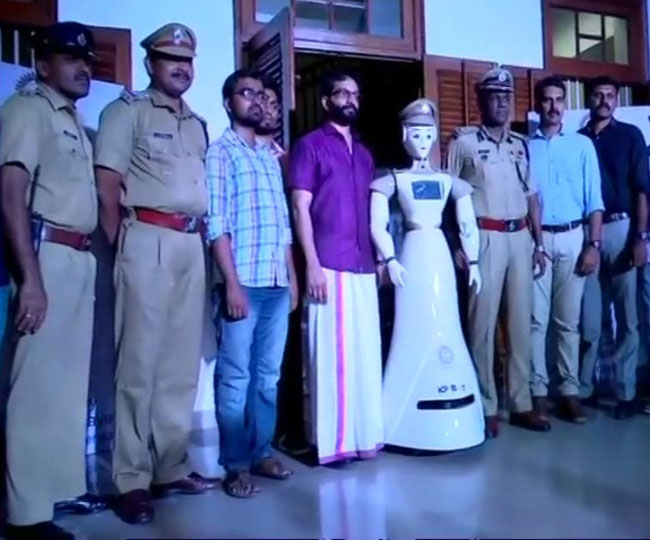 देश का पहला रोबोट पुलिस अधिकारी ड्यूटी पर तैनात, ये हैं इसमें खूबियां ...