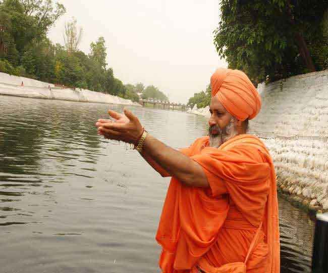 धुन का पक्का एक ऐसा संत, जिसने दम तोड़ती नदी को फिर से कर दिया जीवित ...