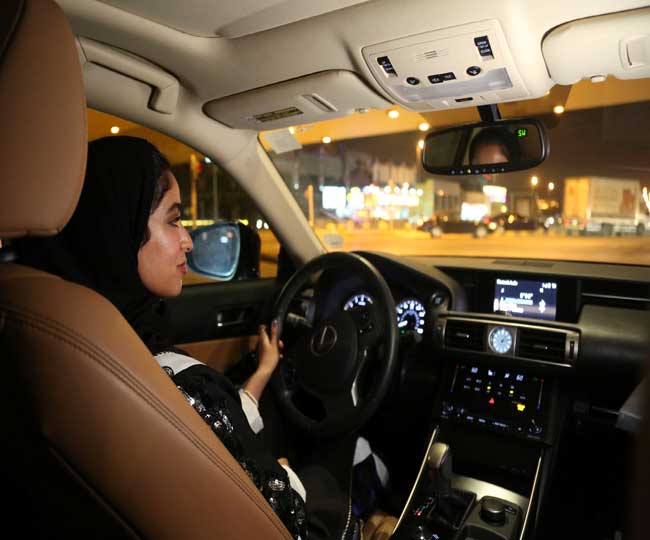 सऊदी अरब के रेगिस्तान में उदारवाद की ठंडी हवा - Women in Saudi Arabia ...