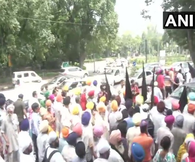 पाकिस्तान में लड़की का जबरन धर्म परिवर्तन कराने से रोष, दिल्ली में ...