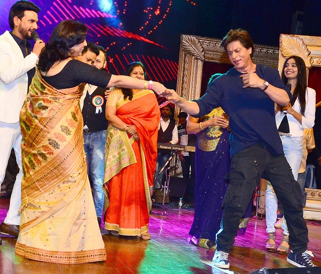 एक छत के नीचे शाह रुख़, रणवीर, आलिया, अनुष्का और रणबीर की डांस और मस्ती ...