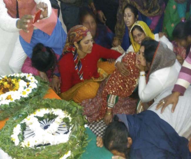 Pulwama News: पाकिस्‍तान मुर्दाबाद के नारों के बीच शहीद तिलक का अंतिम ...