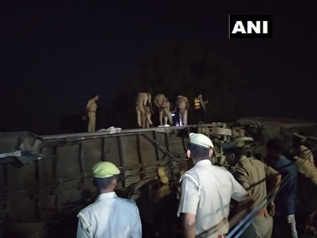 Purva Express Derail: बिहार के यात्रियों ने बताया-दो भागों में बंट गई ...