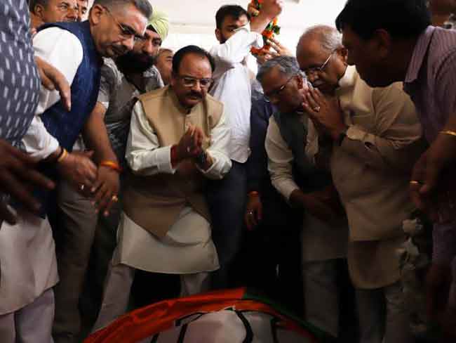 भाजपा के वरिष्‍ठ नेता उमेश अग्रवाल का निधन, पार्टी के झंडे में लपेटकर ...