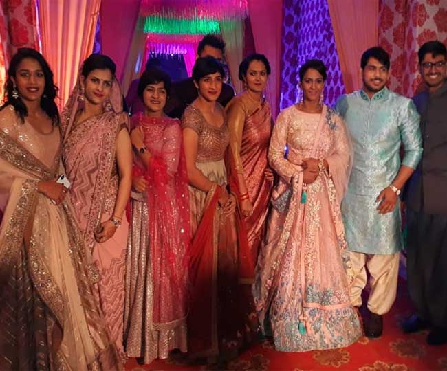 एक दूजे के हुए 'गोल्‍डन गर्ल' विनेश फौगाट और सोमवीर, शानदार समारोह में ...