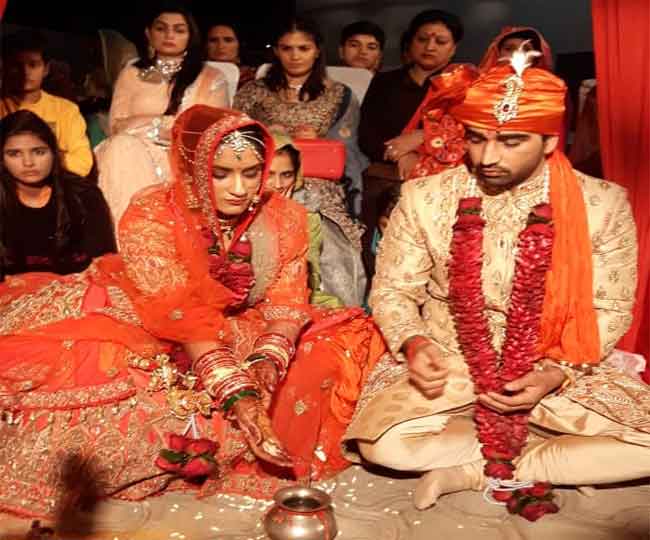 एक दूजे के हुए 'गोल्‍डन गर्ल' विनेश फौगाट और सोमवीर, शानदार समारोह में ...