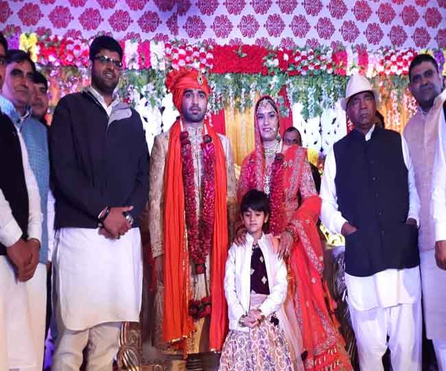 एक दूजे के हुए 'गोल्‍डन गर्ल' विनेश फौगाट और सोमवीर, शानदार समारोह में ...