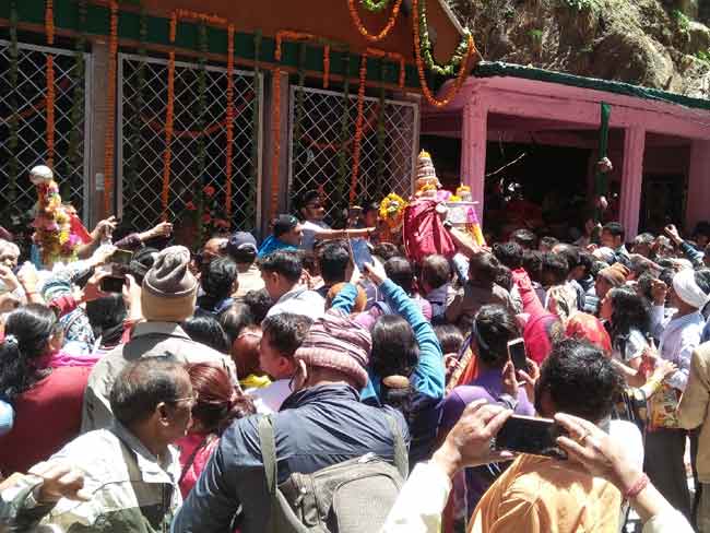 चारधाम यात्राः गंगोत्री और यमुनोत्री धाम में रौनक, 15 हजार श्रद्धालुओं ...