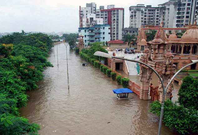 Flood In Tapi River Creates Panic In Diamond City Surat On Monday ...
