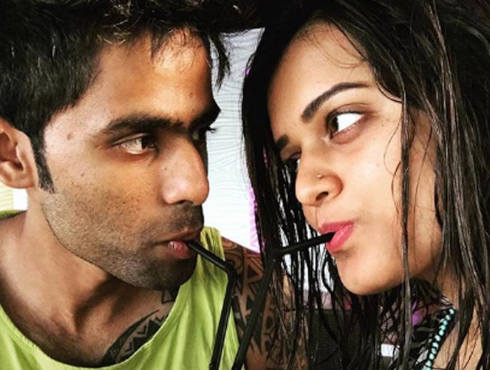 Ipl 2019 Suryakumar Yadav And Wife Devisha Shetty Bold Chemistry Will ...