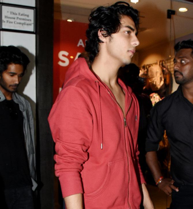 Video : जब आर्यन ने जरुरतमंद को दिए पैसे, साथ में थी शनाया और खुशी