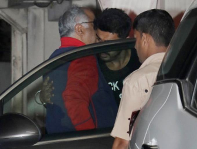 अर्जुन कपूर के गेट-टूगेदर में उदास दिखी जाह्नवी, देखिए तस्वीरें