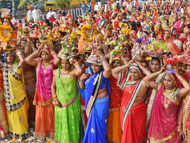 PHOTOS : गणगौर माता की प्रतिमा और जवारे सिर पर रख की आराधना