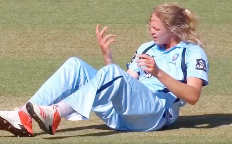 Cricket Video: बल्‍लेबाज ने मारा ऐसा करारा शॉट, टूट गई गेंदबाज के हाथ ...