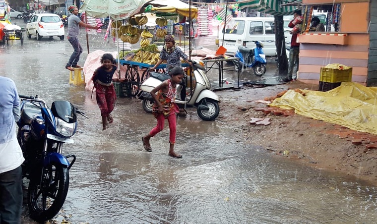 बैतूल में मौसम बदला हवा और गरज-चमक के साथ तेज बारिश - Weather changed ...