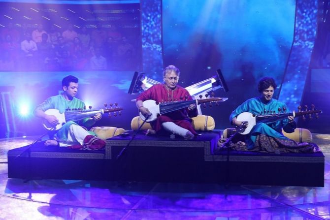 Kaun Banega Crorepati 11: KBC के सेट पर इस अंदाज में मना अमिताभ बच्चन ...