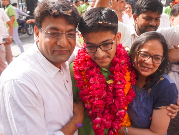 NEET 2019 Toppers: राजस्थान के नलिन खंडेलवाल ने किया टॉप, माता-पिता और ...