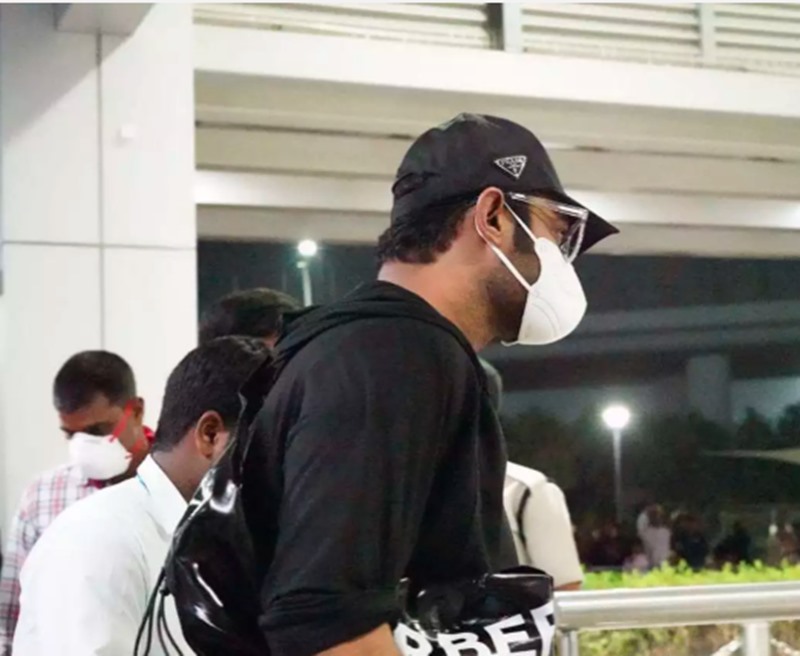 Coronavirus के कारण Prabhas को एयरपोर्ट पर लगाना पड़ा मास्क