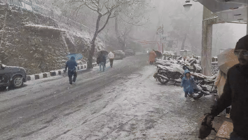 Mussoorie Weather: पहाड़ों की रानी मसूरी में वर्ष 2026 का पहला हिमपात ...
