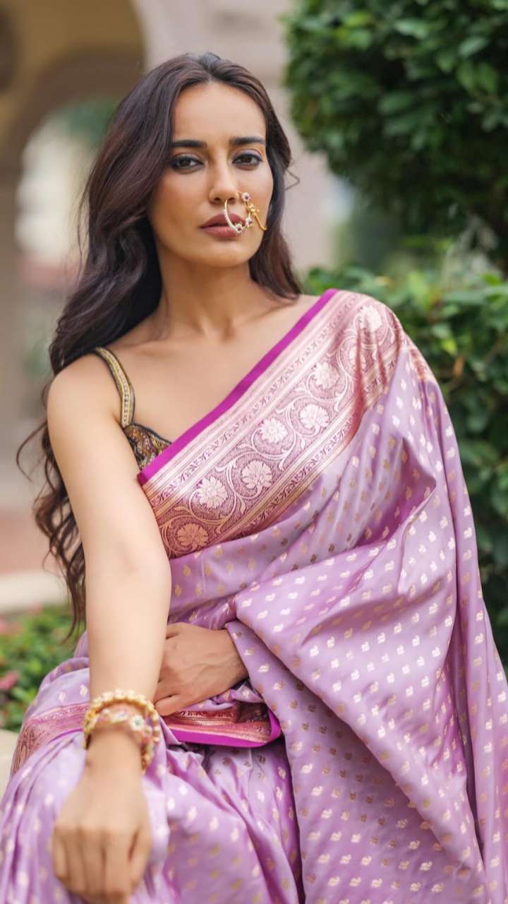 सावन पूजा में ट्रेडिशनल लुक देंगी Surbhi Jyoti की सिल्क साड़ियां ...