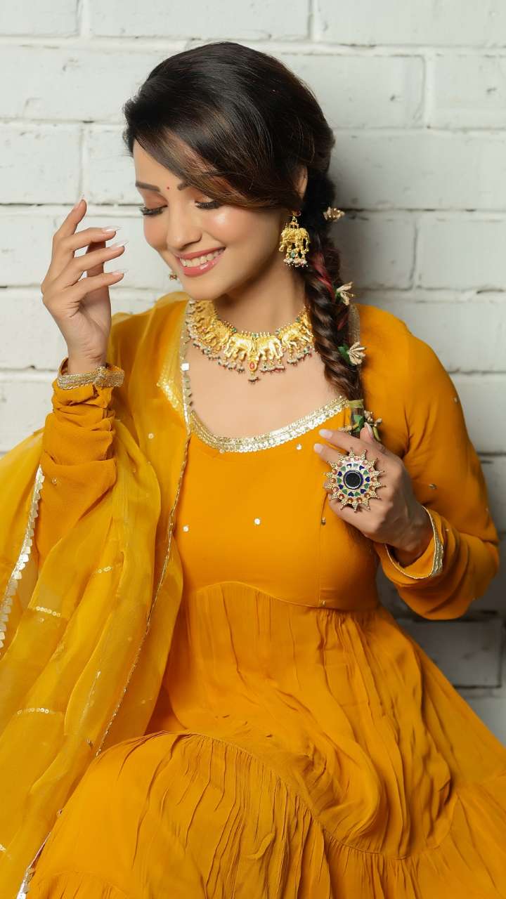 टीवी की जहरीली नागिन Adaa Khan के ट्रेंडी हेयर स्टाइल्स, आप भी करें ट्राई