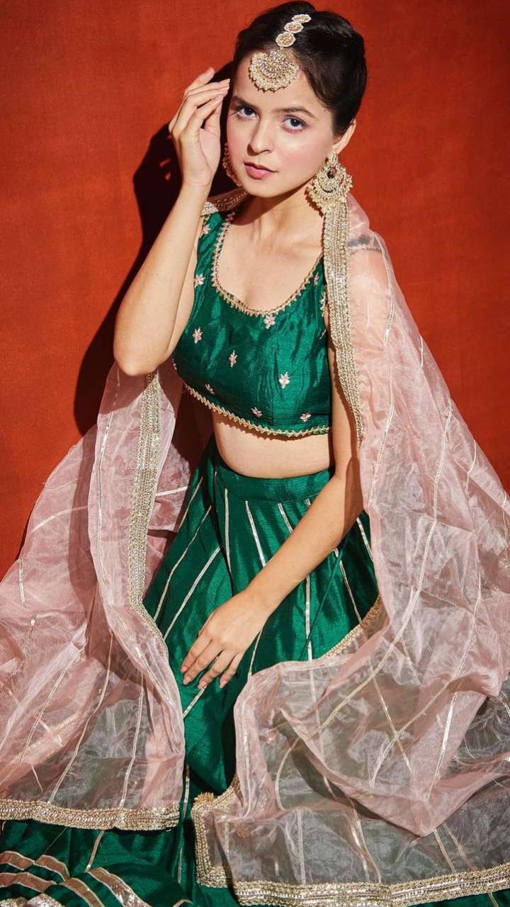 Palak Sindhwani ने ग्रीन लहंगे और पिंक चुनरी में दिखायीं अदाएं, फैंस हुए क्रेजी