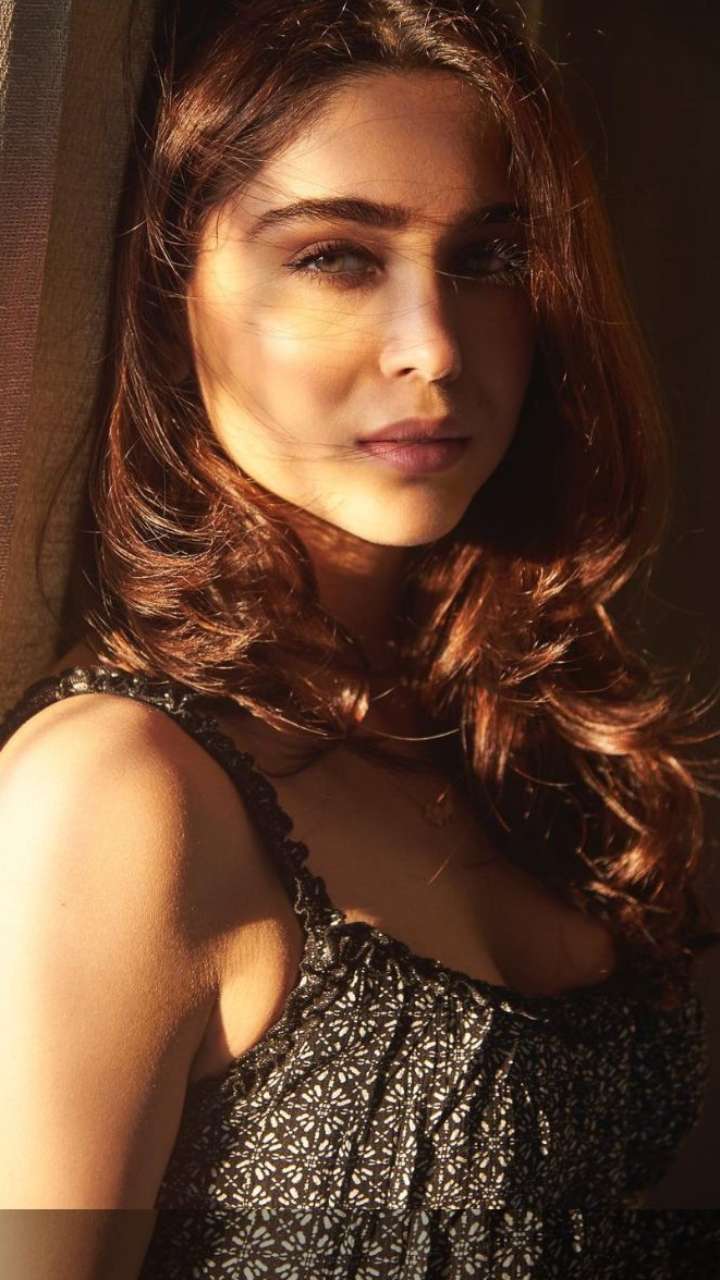 Sharvari ने ब्लैक फ्लोरल प्रिंटेड ड्रेस में दिखायीं कातिलाना अदाएं