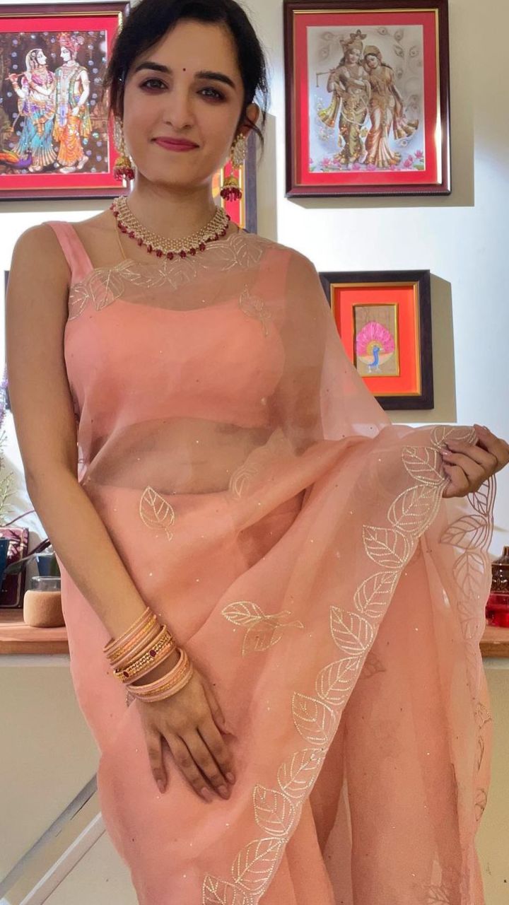Shirley Setia Looks Stunning And Cute In Saree