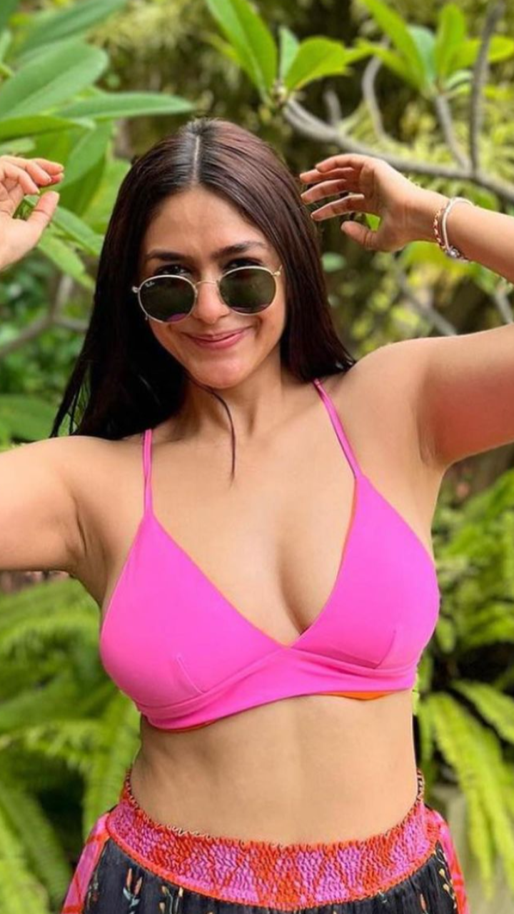 Mrunal Thakur Enjoying The Vibe In Pink Bikini