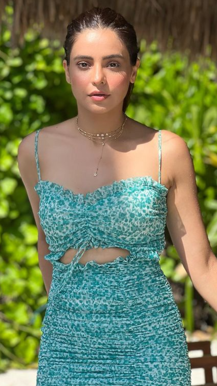 Tv actress Aamna sharif shared bold pictures in short dress see latest ...