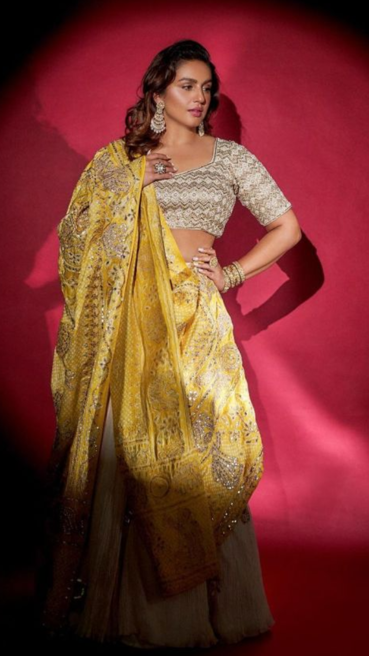 Huma Qureshi traditional look is so Hot and Sizzling