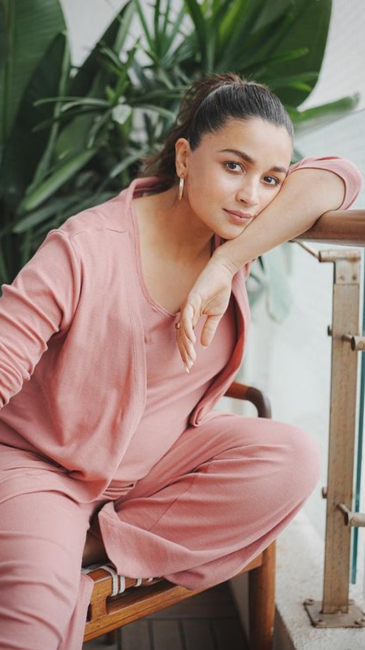 Alia Bhatt's flaunts baby bump with pregnancy glow in latest pics see ...