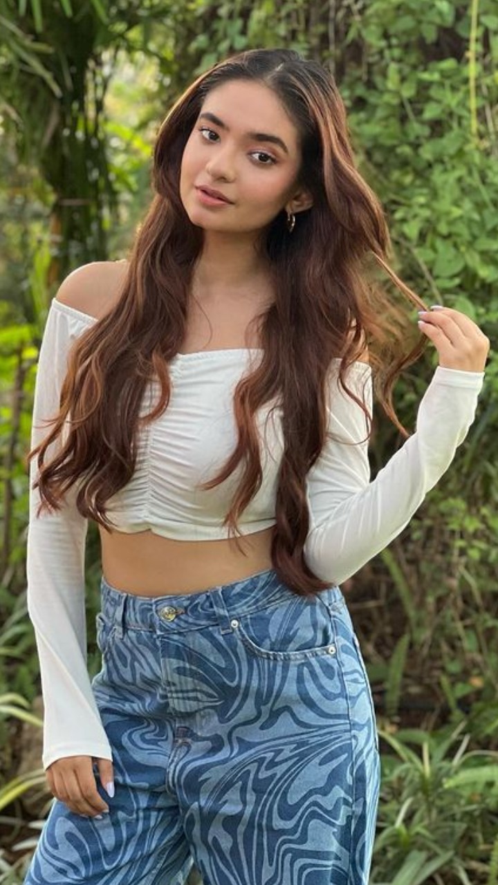 Anushka Sen Shares Hot Photos In White Crop Top And Jeans See Latest Photos