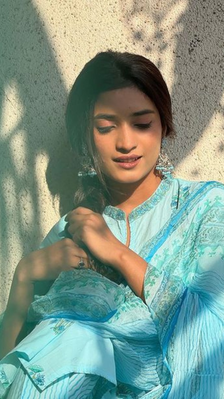 Bigg Boss ex-contestant Manya Singh showed simplicity in a blue suit