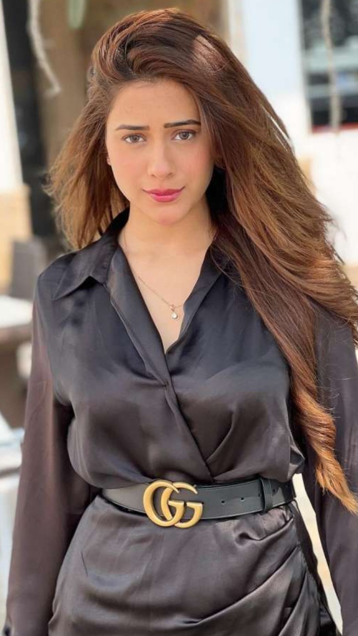 Wo To Hai Albela Actress Hiba Nawab Looks Glittering And Attractive In Black Mini Dress