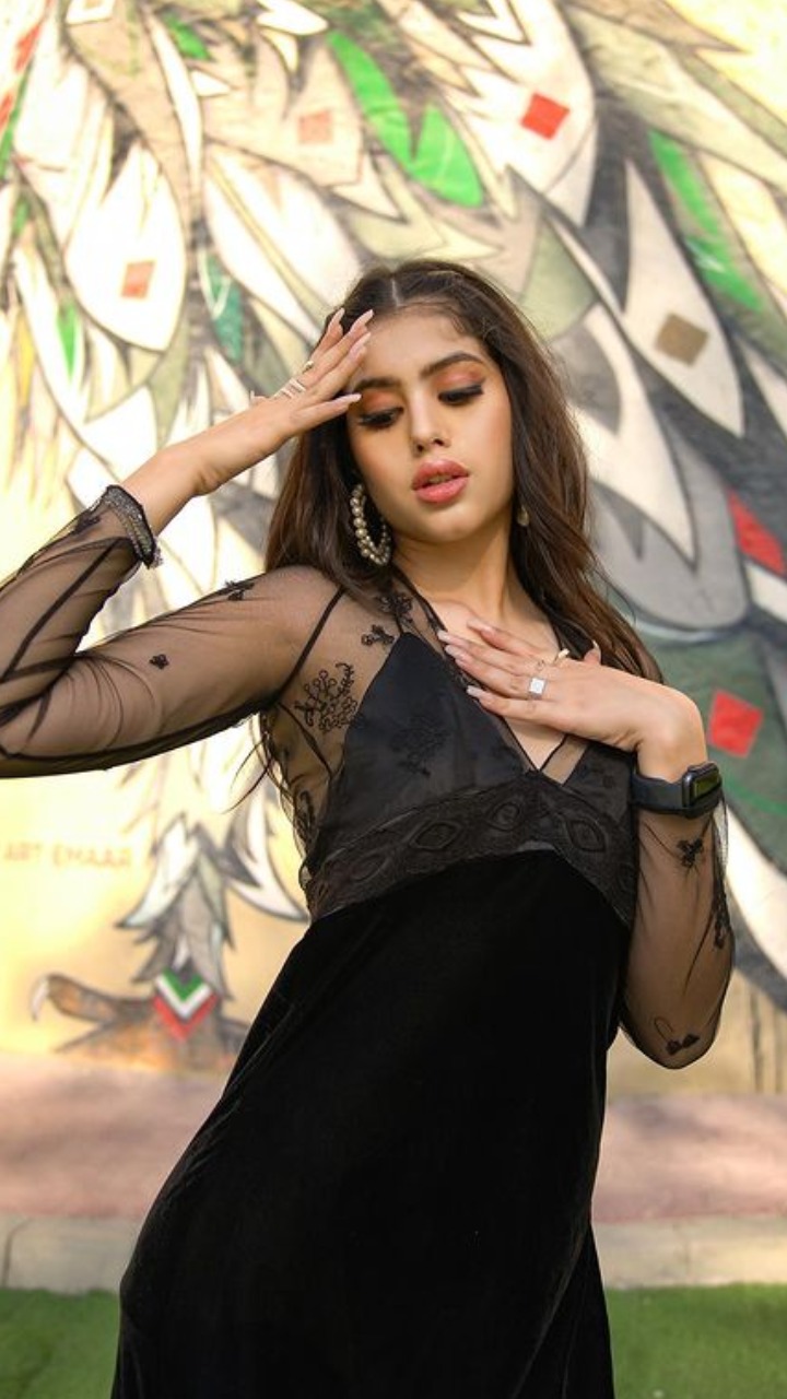 Riva Arora enjoying vacations in Dubai shared hot pictures