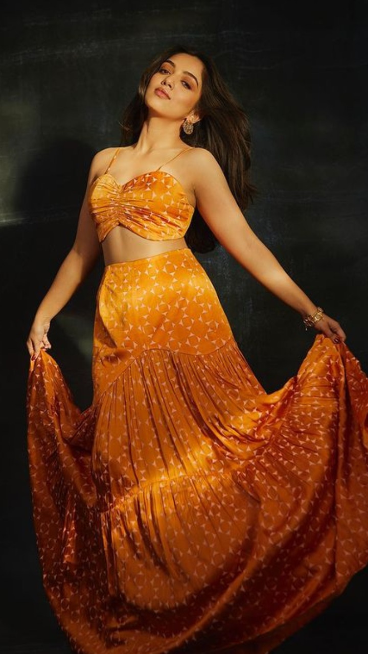 Web series queen Ahsaas Channa looks glamorous in Jugnu skirt set see here