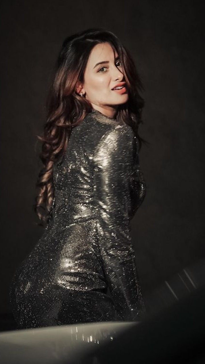 Bigg Boss फेम Mahira Sharma ने शॉर्ट ड्रेस में शेयर कीं ग्लैमरस तस्वीरें