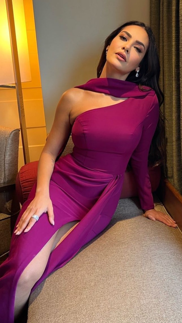 Esha Gupta ने वन शोल्डर थाई हाई स्लिट ड्रेस में दिए स्टनिंग पोज