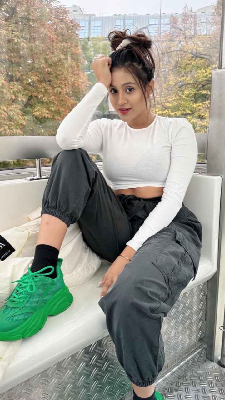 Kaccha Badam फेम Anjali Arora के ये व्हाइट आउटफिट है एवरग्रीन