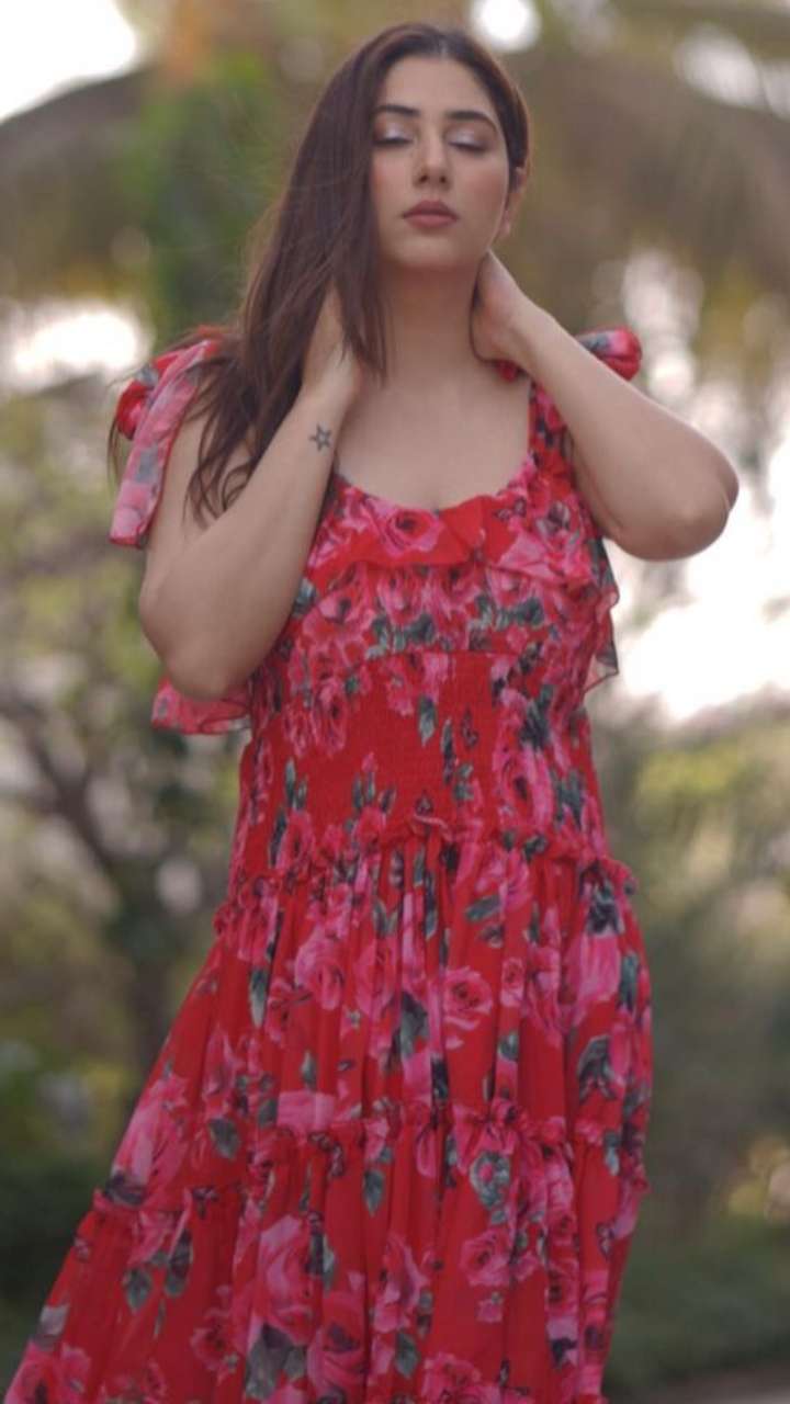 Disha Parmar ने रेड कलर का फ्लोरल प्रिंटेड ड्रेस में शेयर की क्यूट तस्वीरें