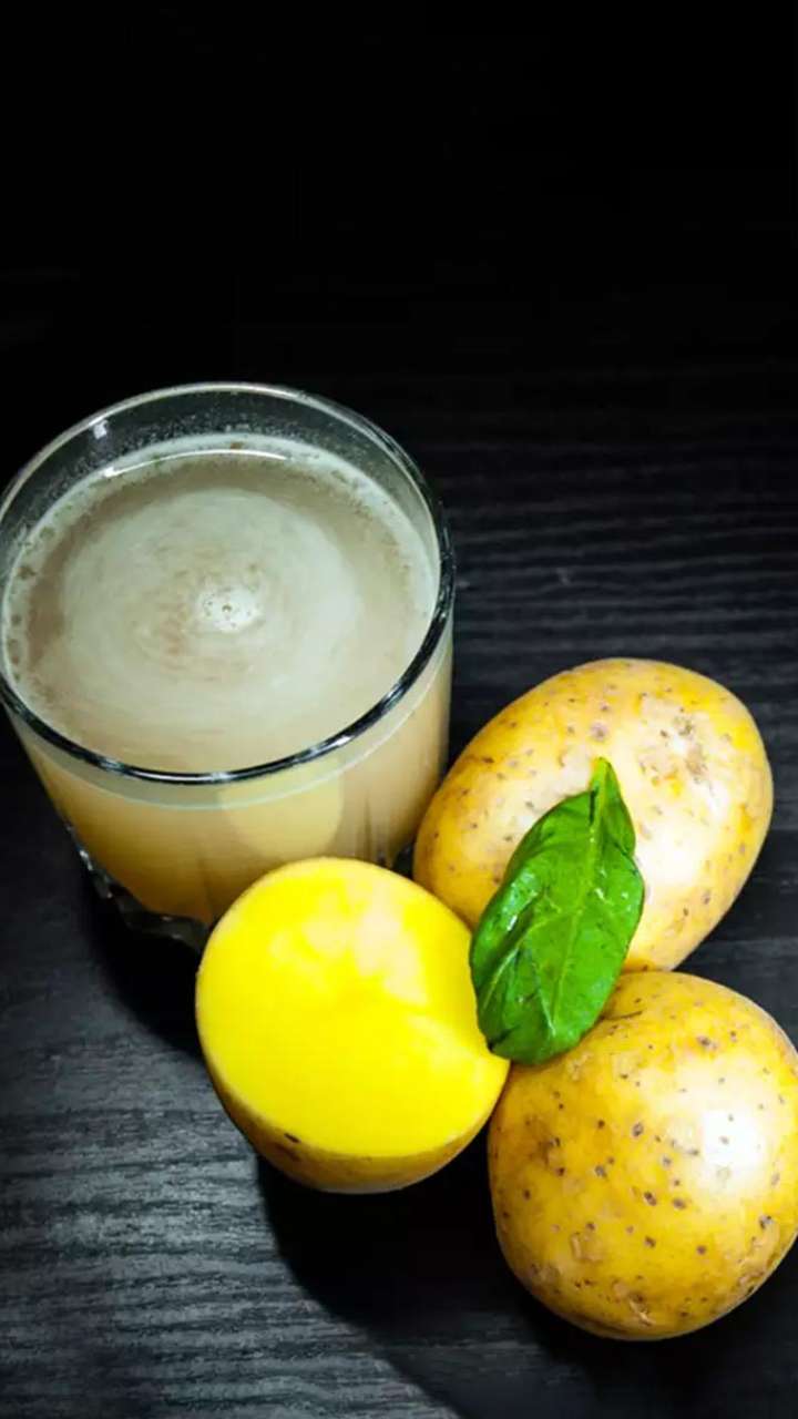 स्किन से दाग-धब्बे कम करता है आलू का रस, ऐसे लगाएं