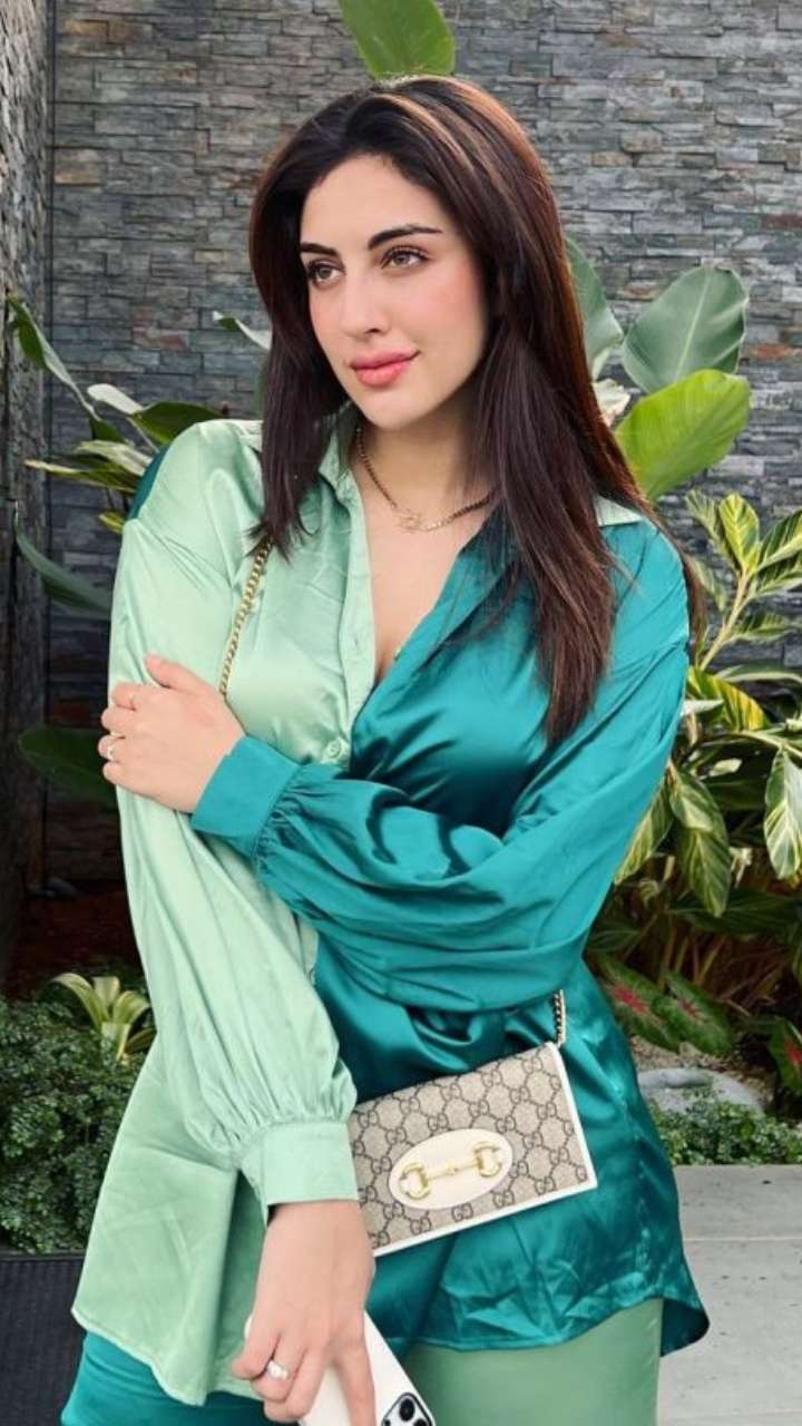 Samreen Kaur ने ग्रीन और ब्लू शर्ट के शर्ट में शेयर की हॉट तस्वीरें