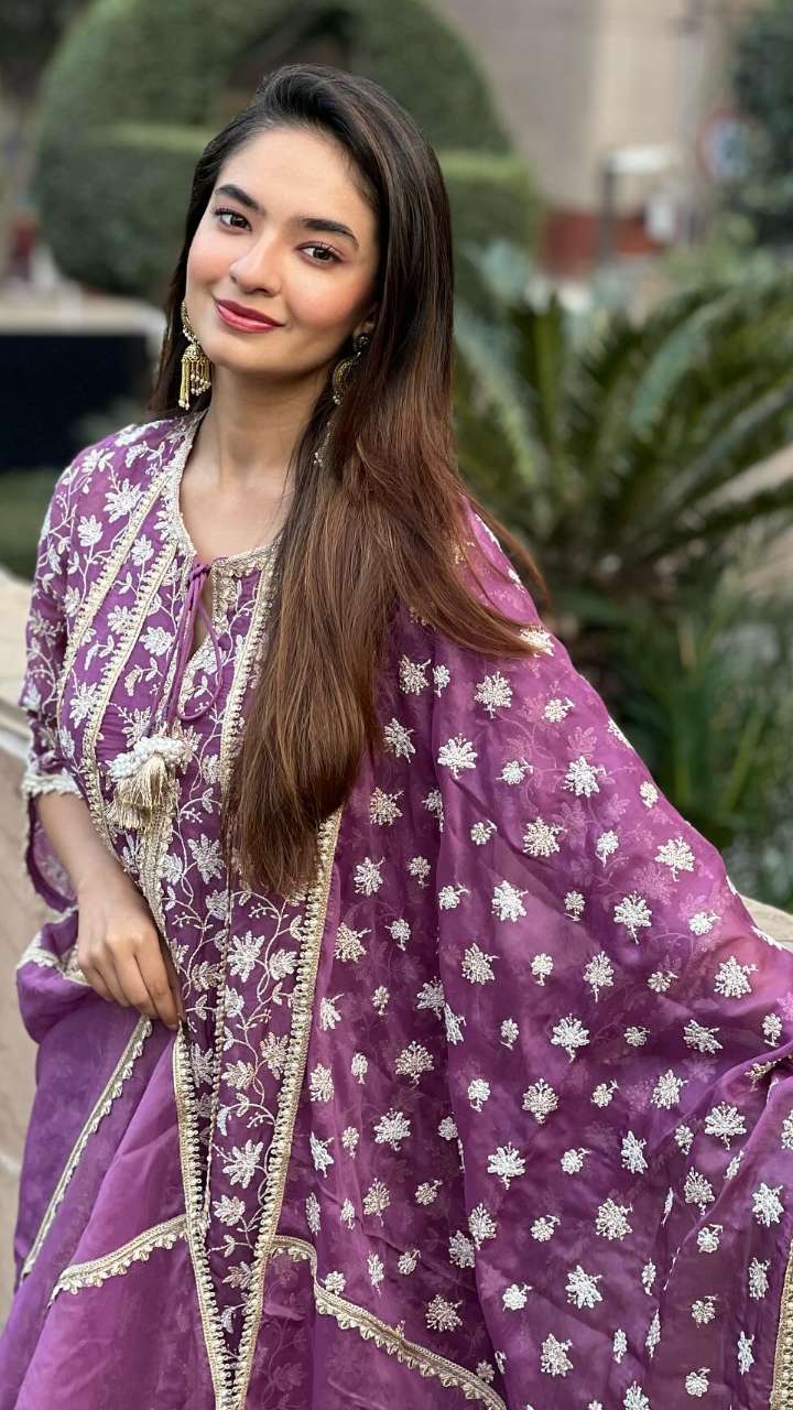 यंग गर्ल्स ट्राई करें Anushka Sen के ये सिंपल सूट । Anushka SenSimple ...