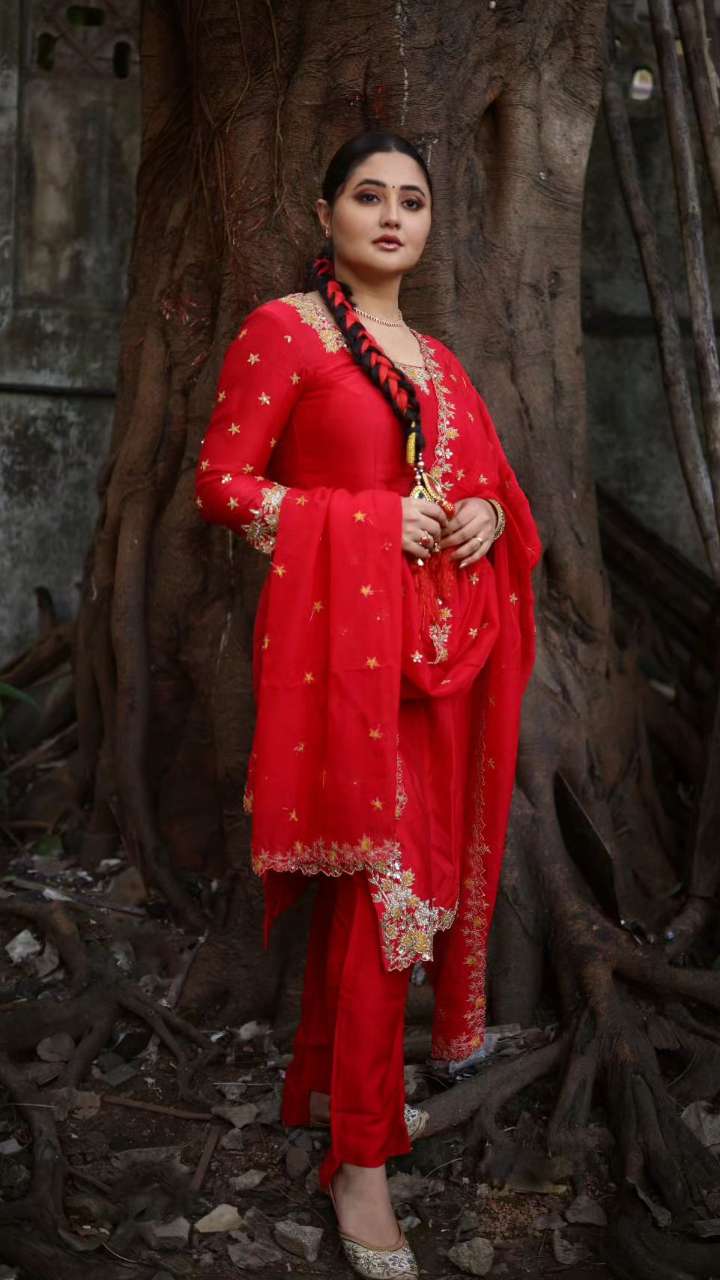 Rashami Desai के शानदार सूट लुक्स, दिखेंगी पंजाबी कुडी । Rashami Desai ...
