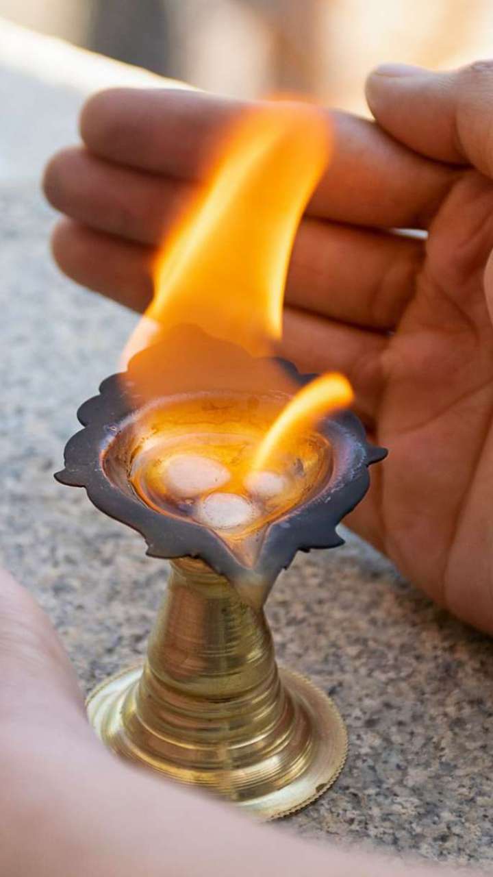 रोजाना घर में कपूर जलाने से होते हैं ये फायदे। Camphor Upay