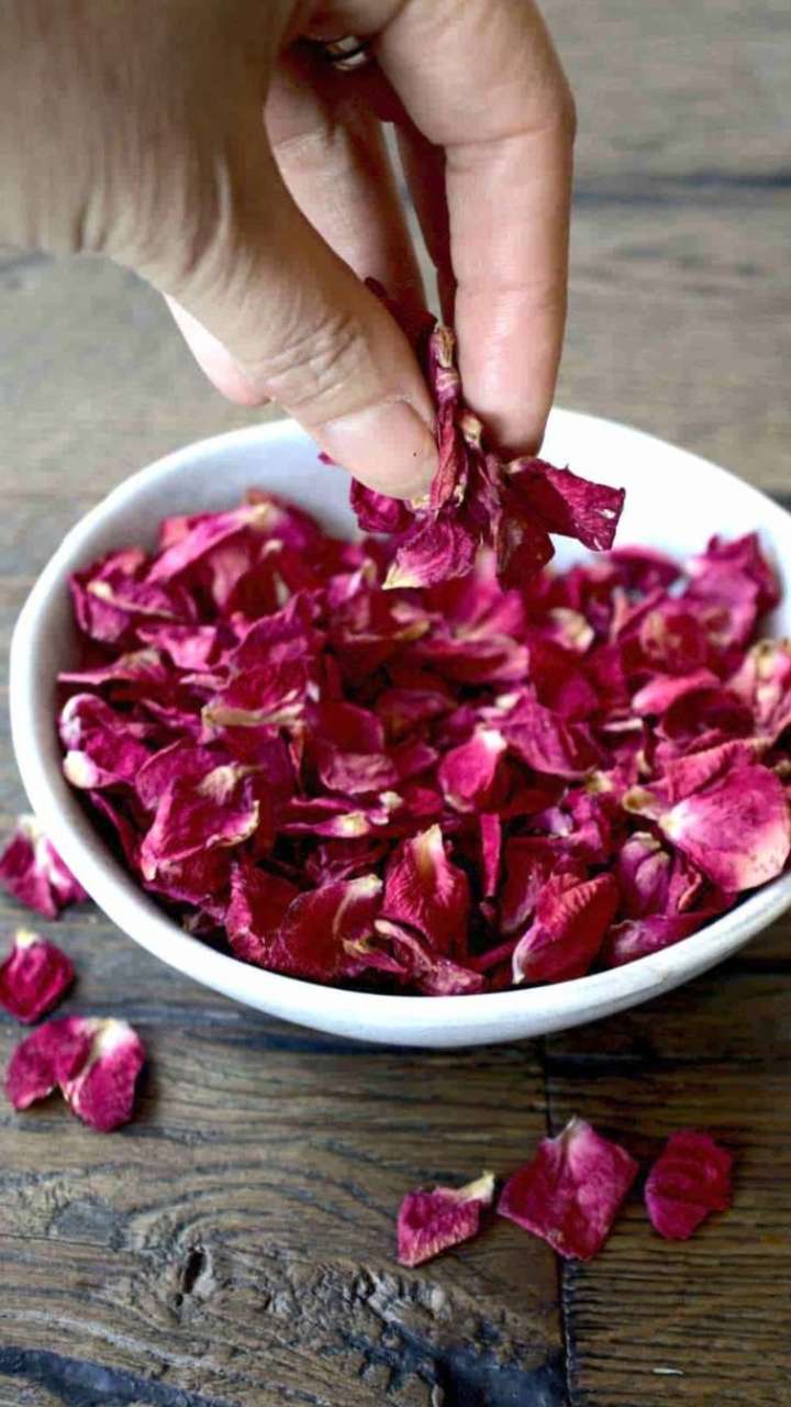 गुलाब की पंखुड़ियां खाने से होते हैं ये 6 फायदे