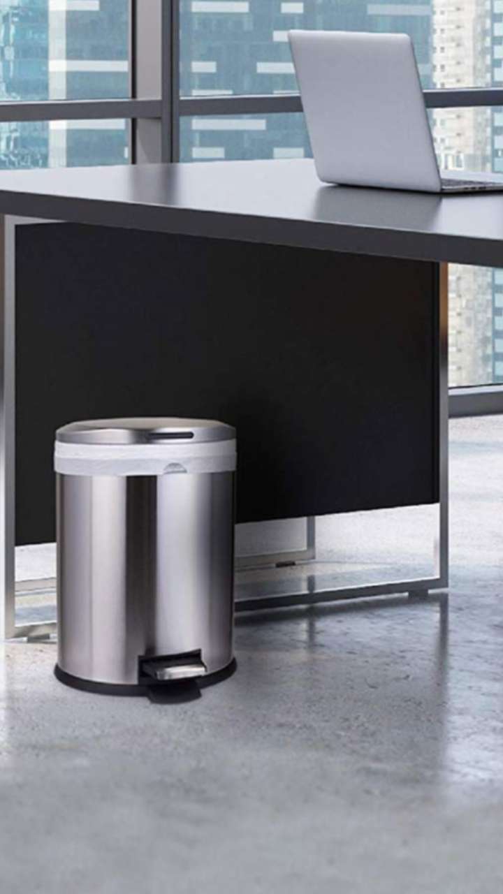 ऑफिस डेस्क के नीचे कूड़ादान रखने से क्या होता है?