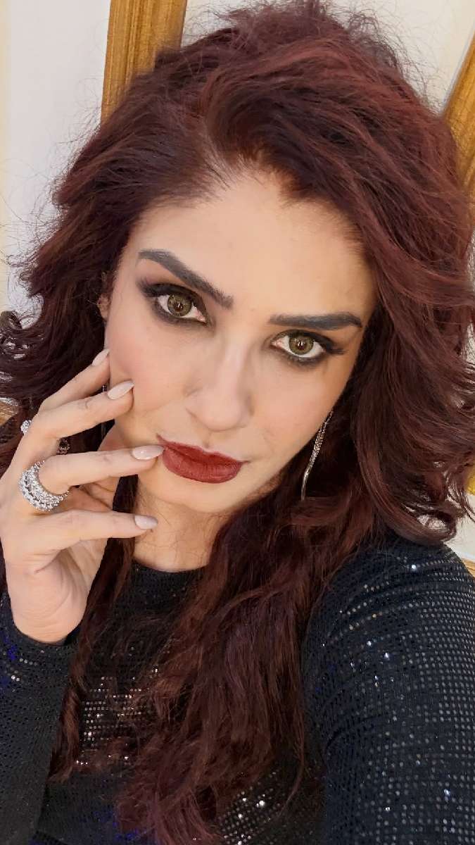 ब्लैक ड्रेस में ब्यूटी क्वीन लगीं Raveena Tandon, एक्ट्रेस का किलर लुक ...